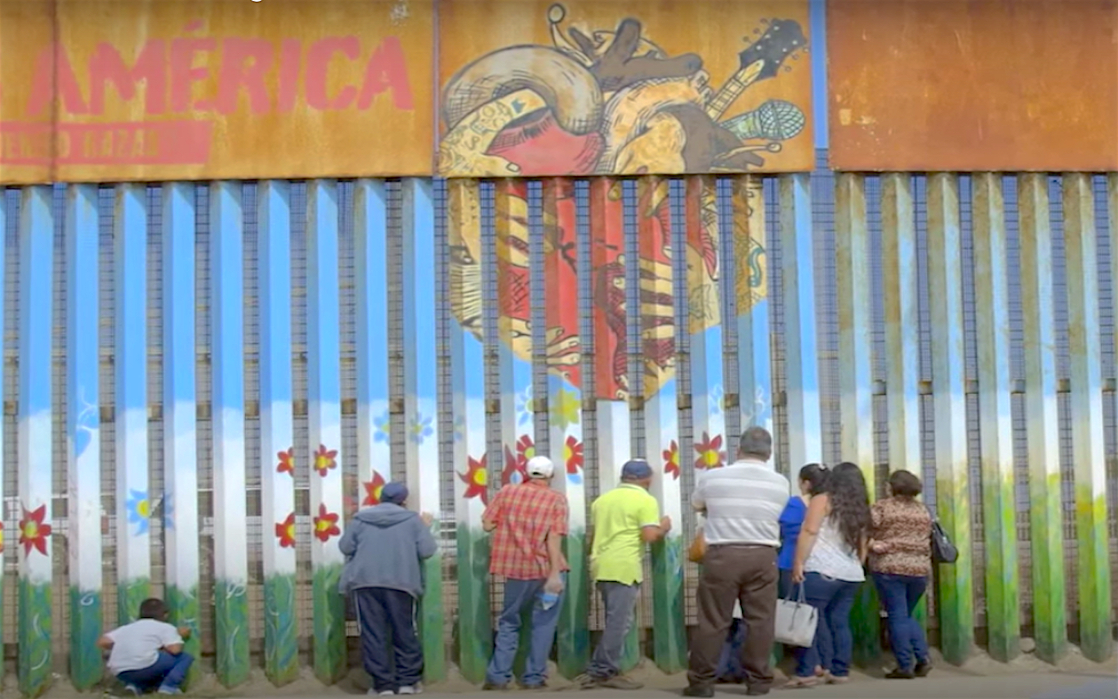 #ArtAtTheBorder: El artista Enrique Chiu llena de colores el muro