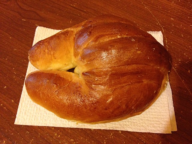 640px-Sweet_bread_cuernito – Barrio